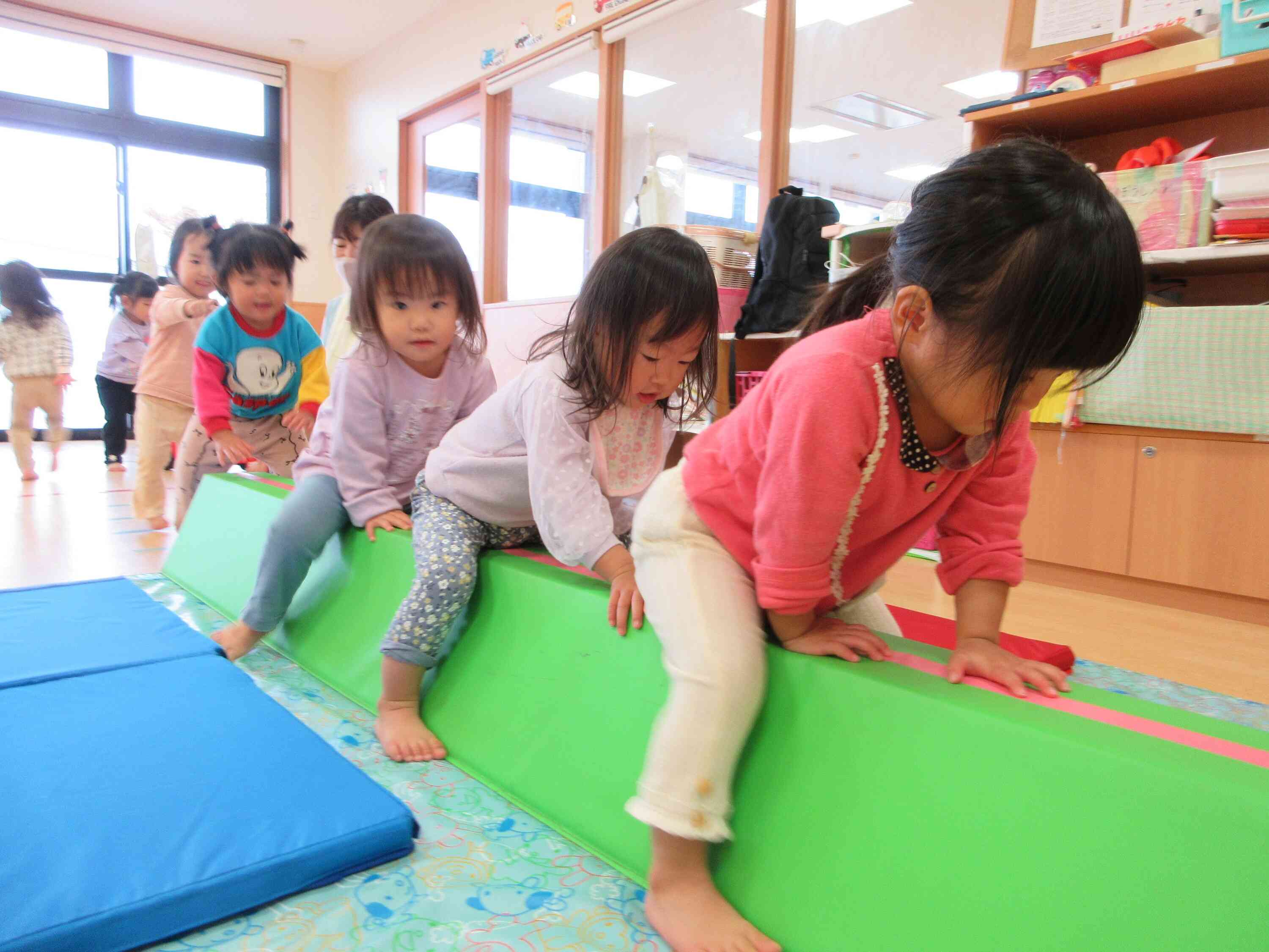室内での運動遊び ～あひる組(1歳児)～｜ニチイキッズ山形まえた保育園｜ニチイキッズ